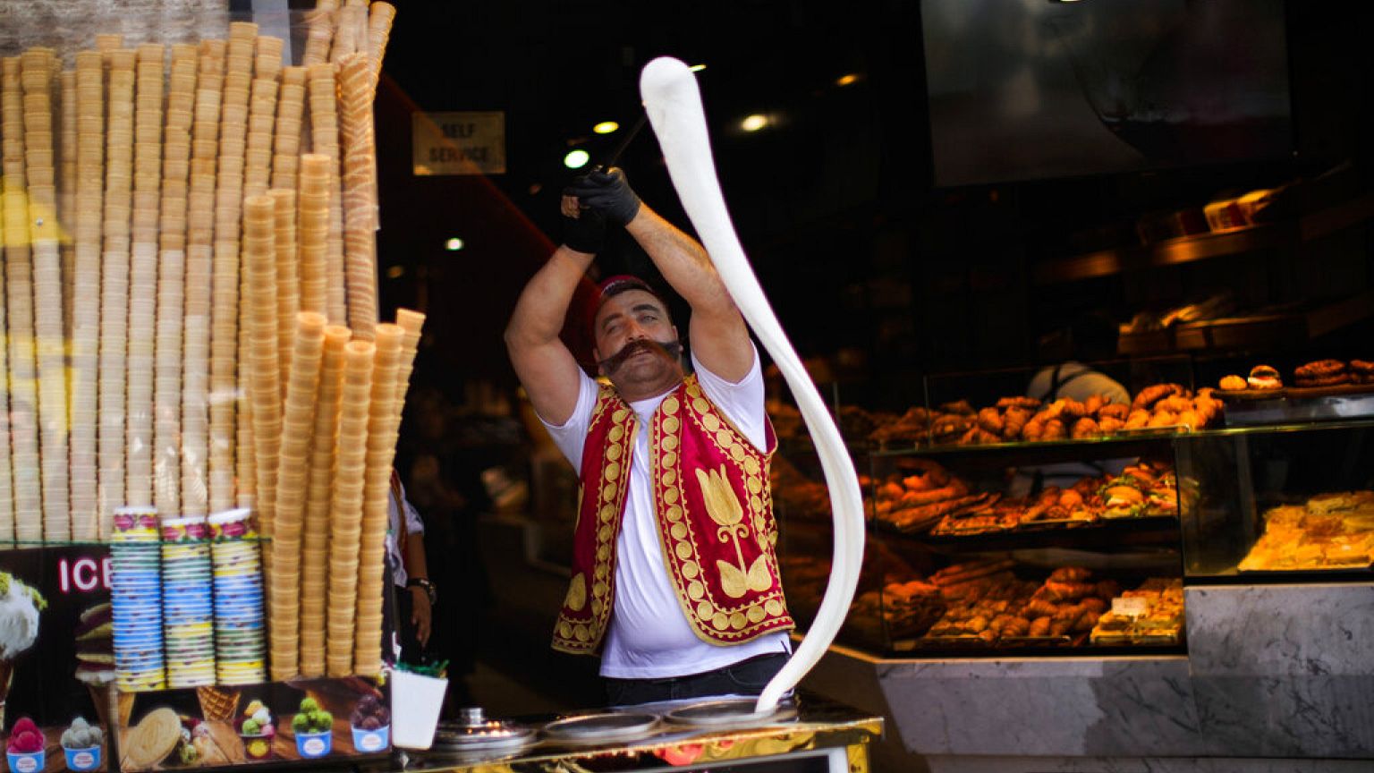 "لبوظة في نفس يعقوب قضاها".. إغلاق محل مثلجات في إسطنبول بعد أن تحرّش صاحبه بسائحة | يورونيوز