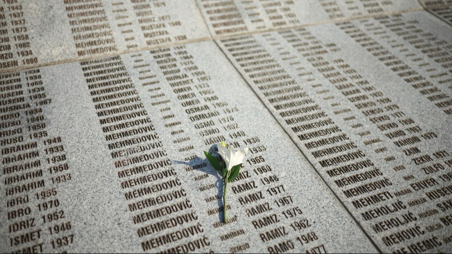 Thousands gather to mark the 30th anniversary of genocide in Srebrenica | Euronews