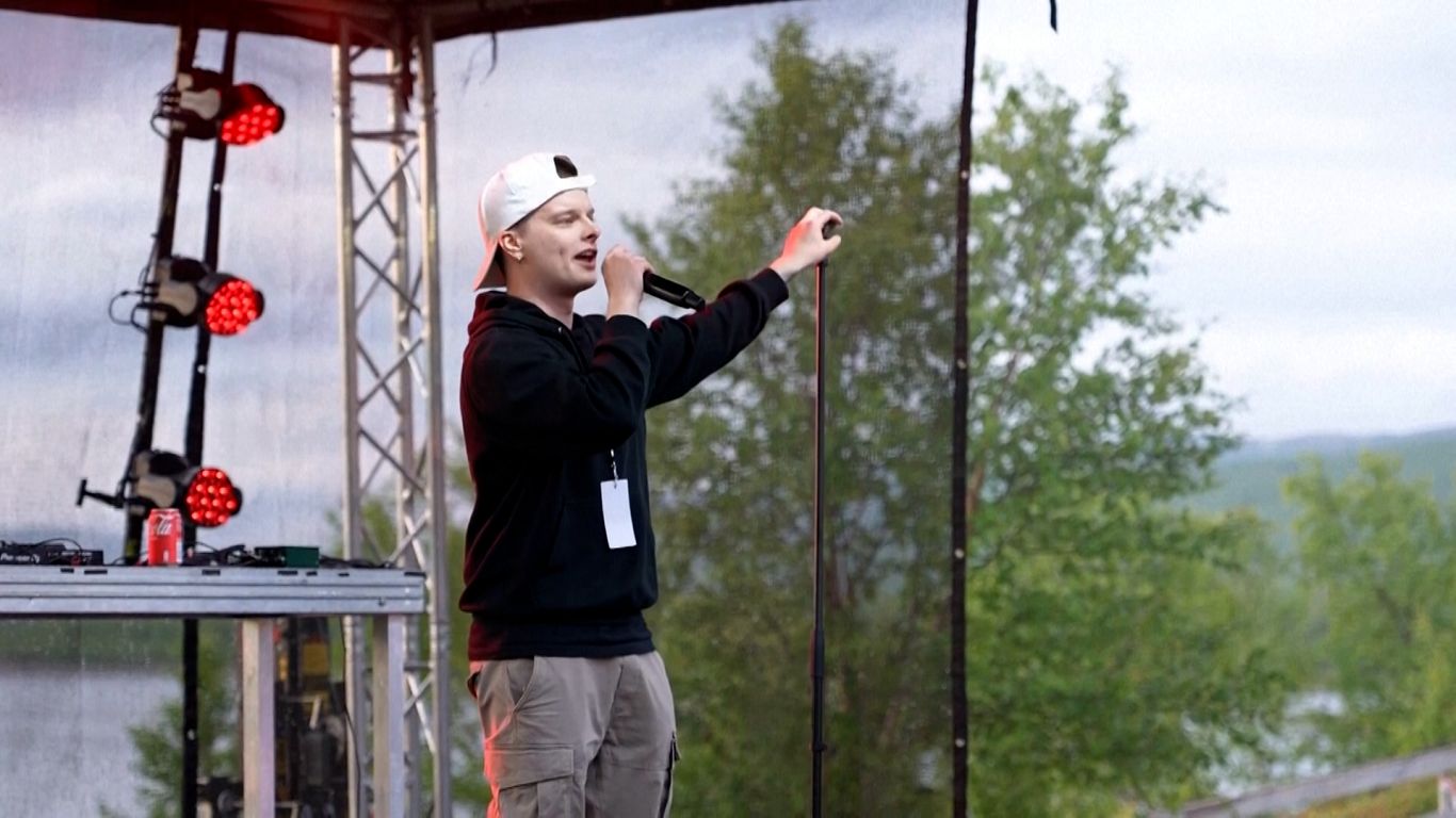 Vídeo. Artistas sámi atuam em festival de rap sob o sol da meia-noite ...