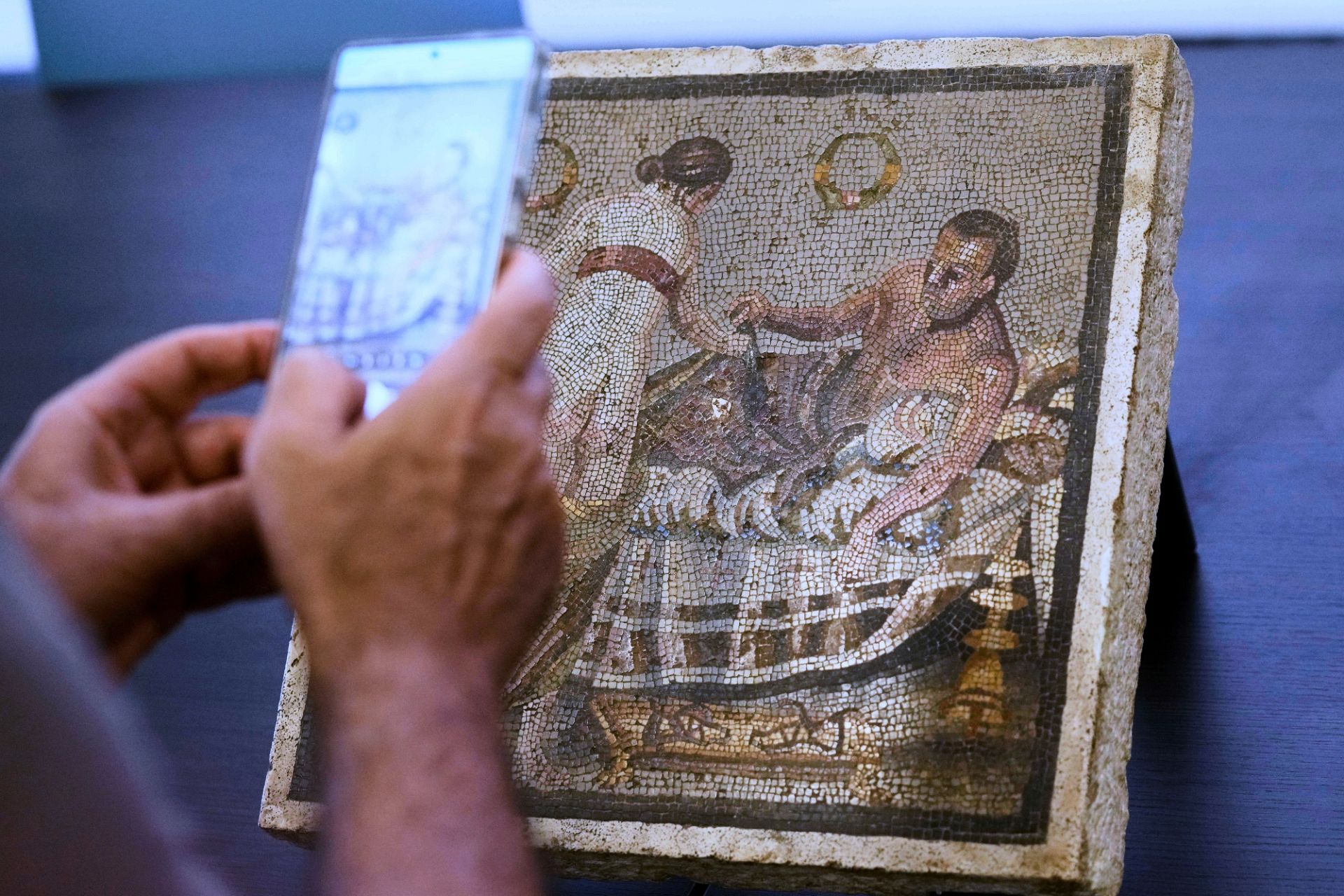 Fluch von Pompeji: Erotisches Mosaik, das ein Nazi-Hauptmann gestohlen hatte, zurück in Italien ...