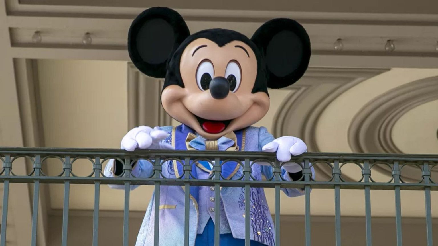 Η Disney μηνύει την Red Earth - Υποστηρίζει πως παράνομα πουλάει ...
