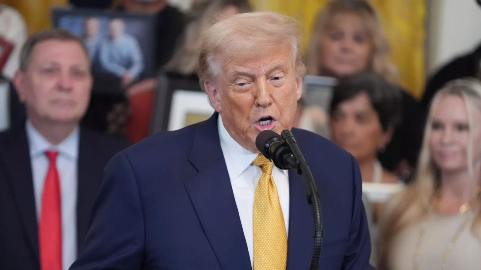 Donald Trump ordena a divulgação de ficheiros sobre Jeffrey Epstein ...