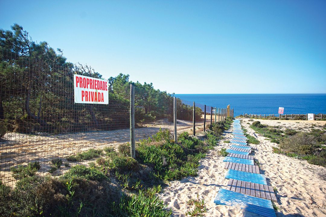 De destinos acessíveis a áreas de luxo: toldos em praias portuguesas ...