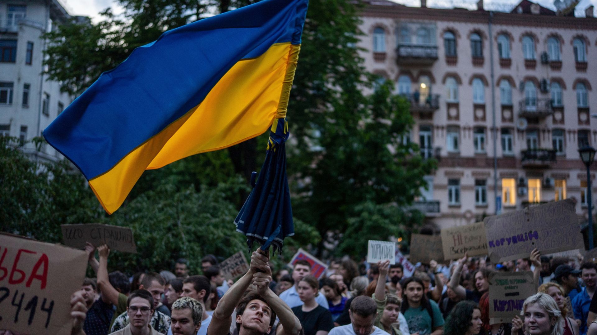 La nueva ley anticorrupción de Zelenski desata protestas en Ucrania y ...