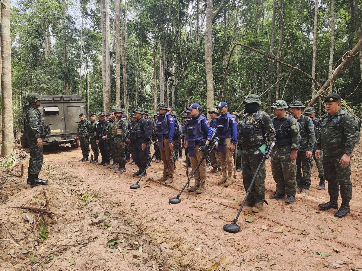 Thailand closes some border crossings with Cambodia after soldier loses ...