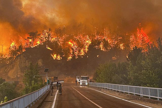 Wildfire kills 10 firefighters and rescue workers in Turkey | Euronews