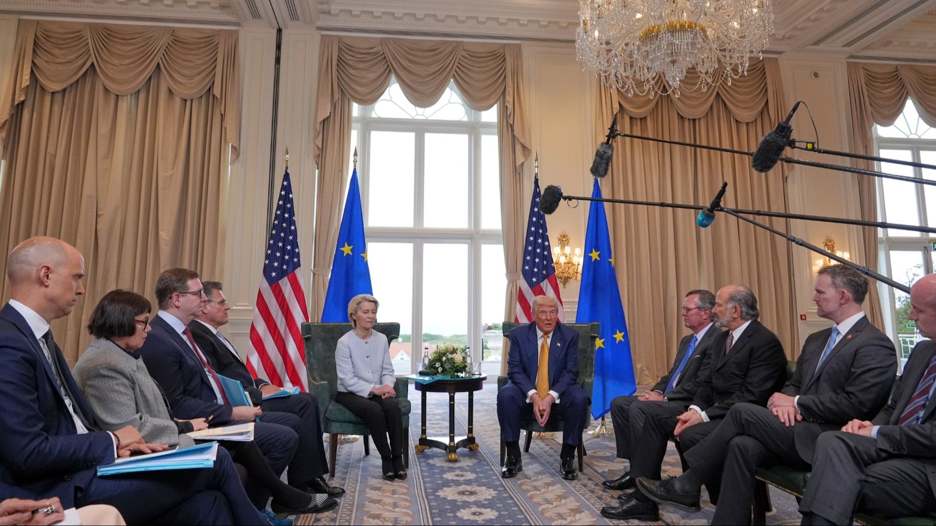 Von der Leyen and Trump strike EU-US trade deal with 15% tariff for the bloc | Euronews