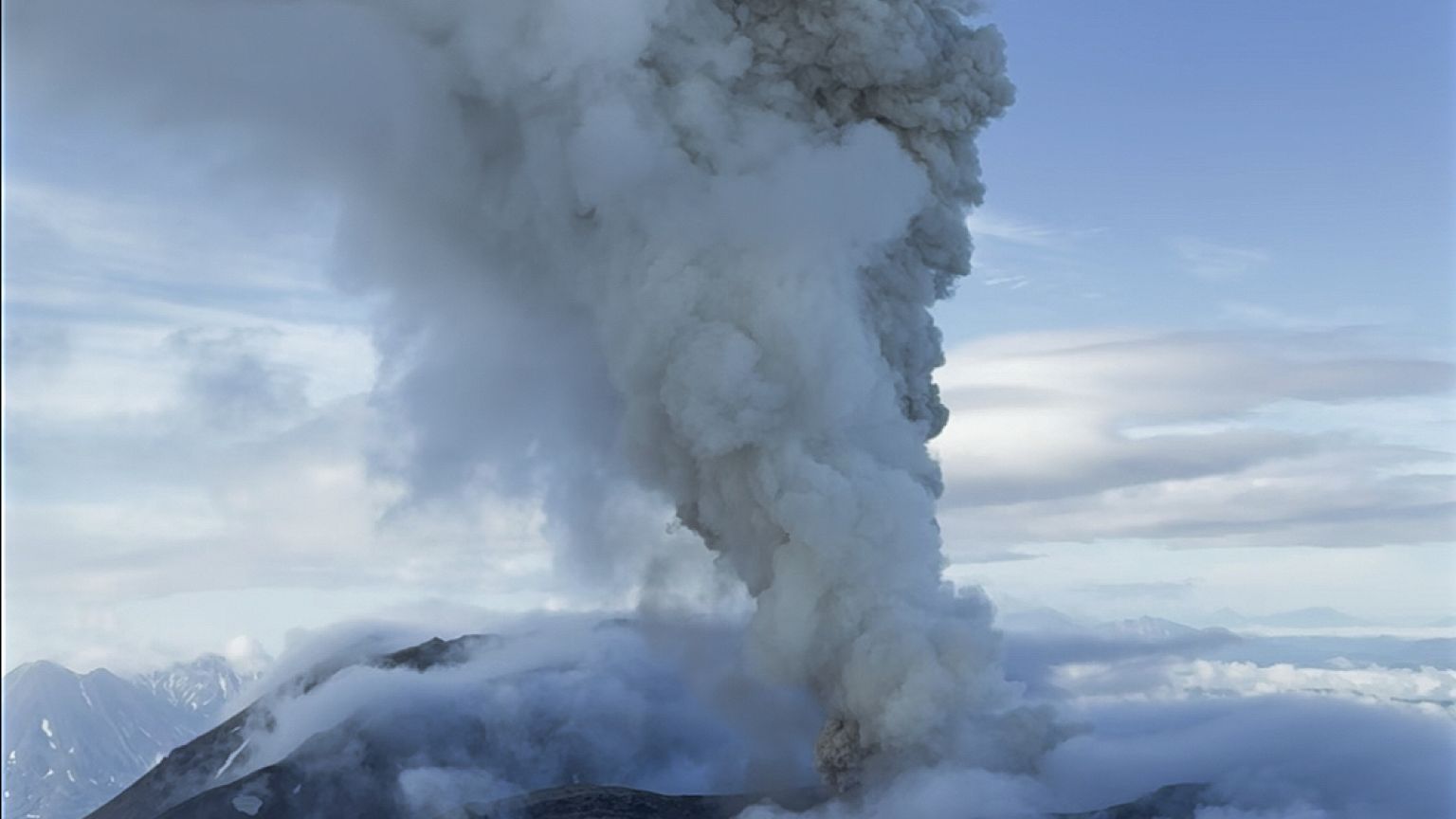 L'eruzione del vulcano Krasheninnikov nella penisola russa di Kamchatka ...