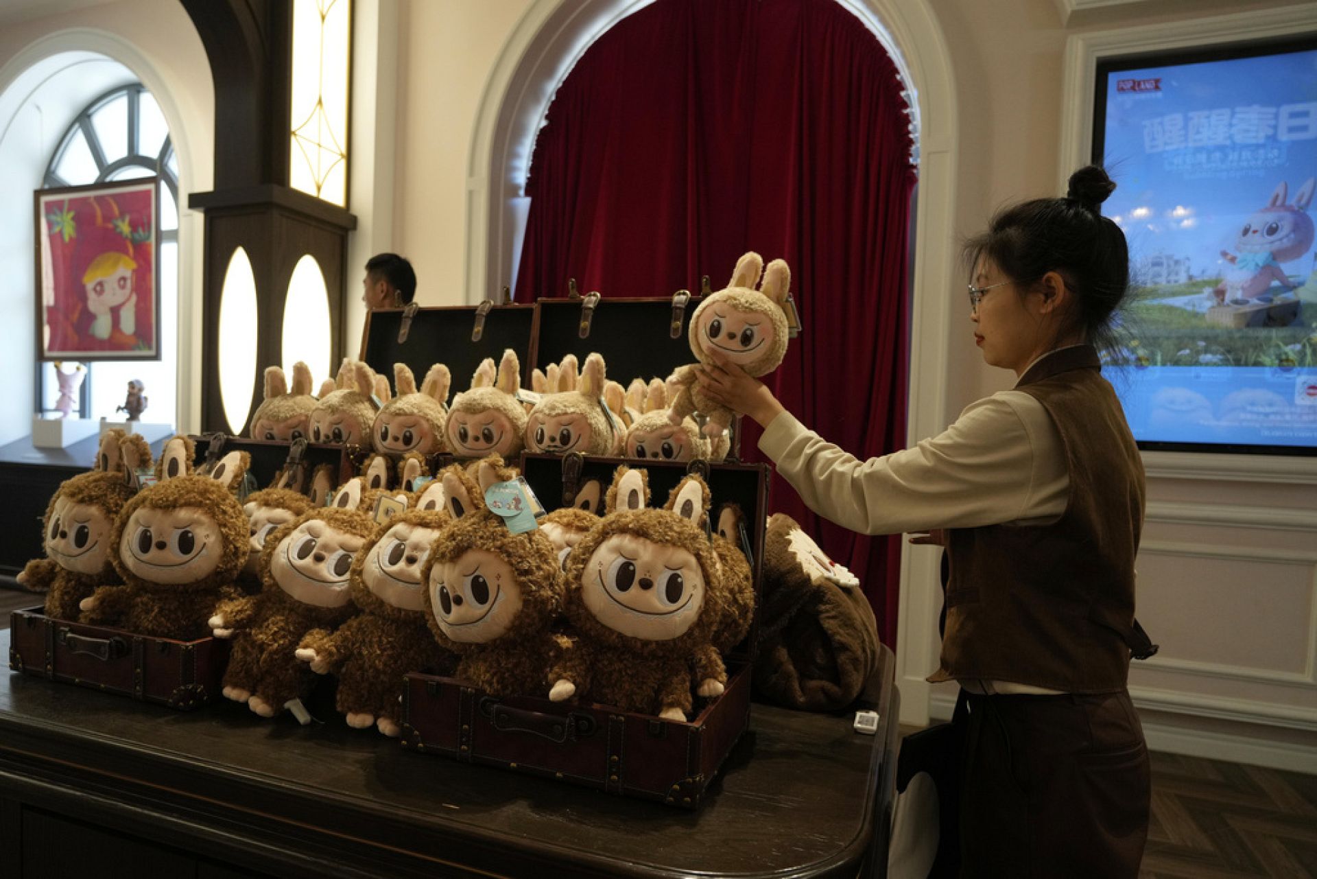 خلف شعبية دُمى "لابوبو".. اتهامات باستغلال عمال وقاصرين في مصانع ...