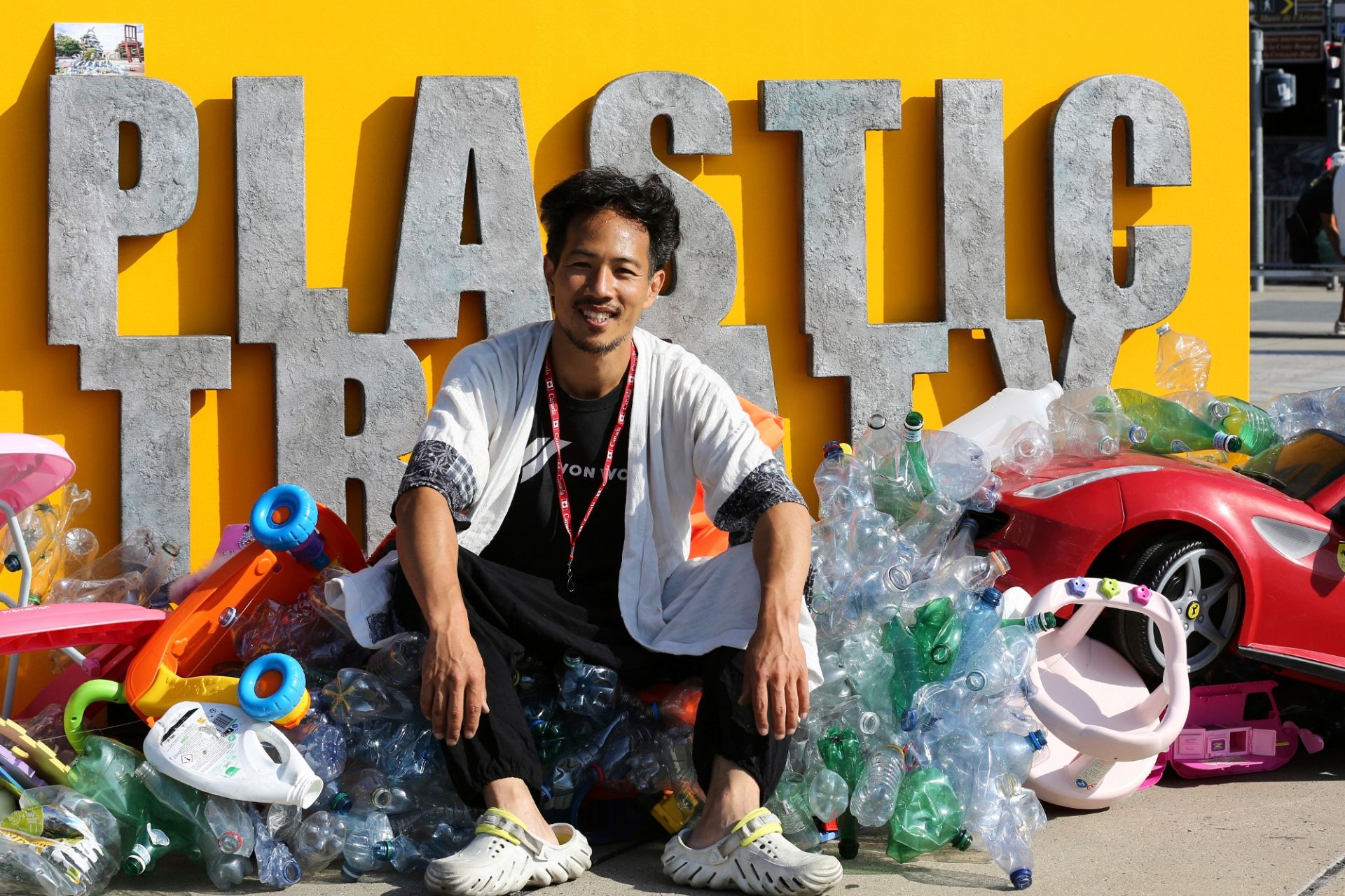 Artist’s massive sculpture at UN symbolises burden of plastic waste ...