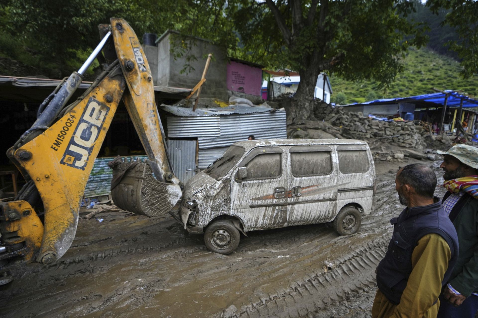Flash floods in India and Pakistan kill over 280 people, scores remain ...