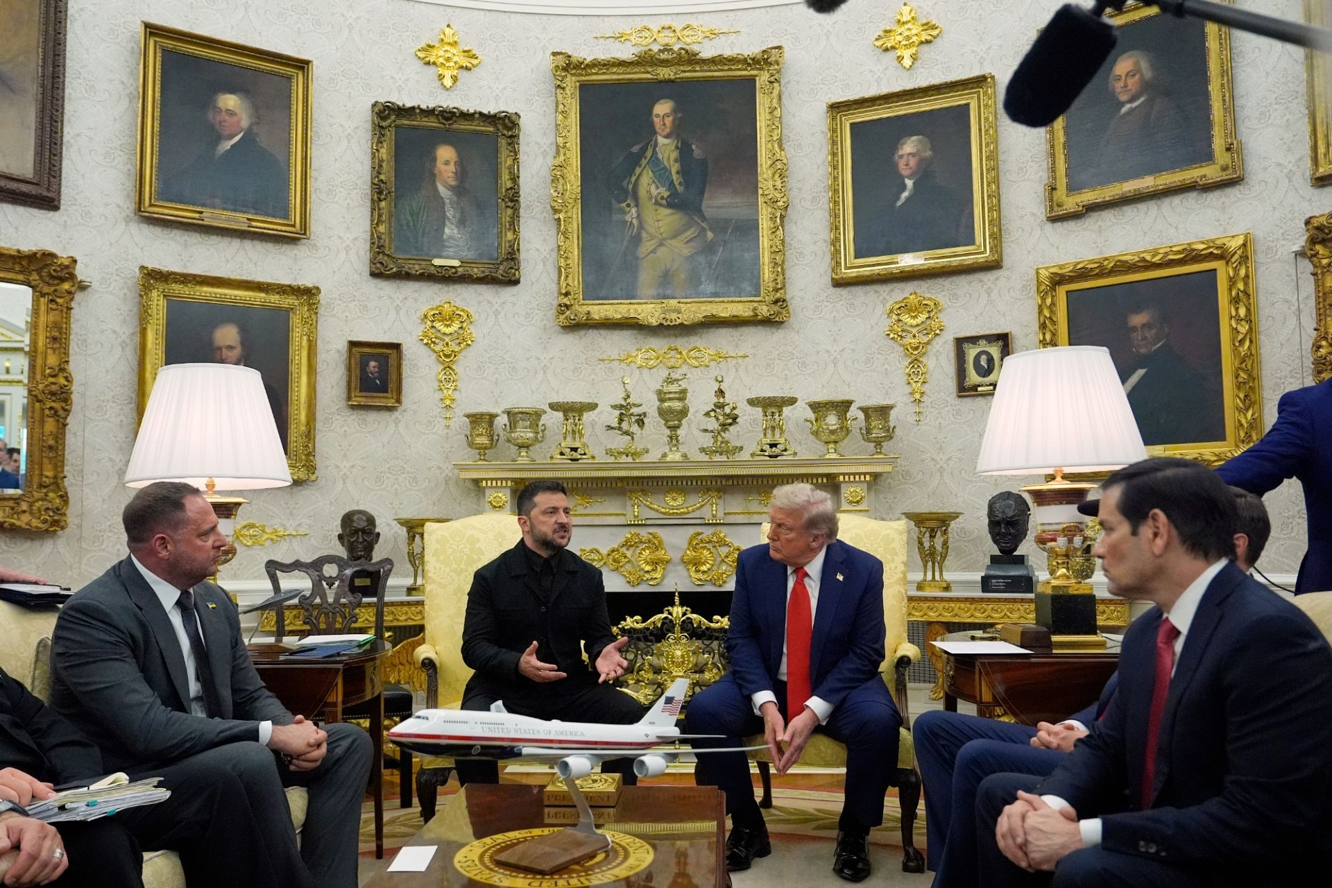 Le rocker Jack White dénonce la transformation "vulgaire" du bureau ovale par Trump après la ...