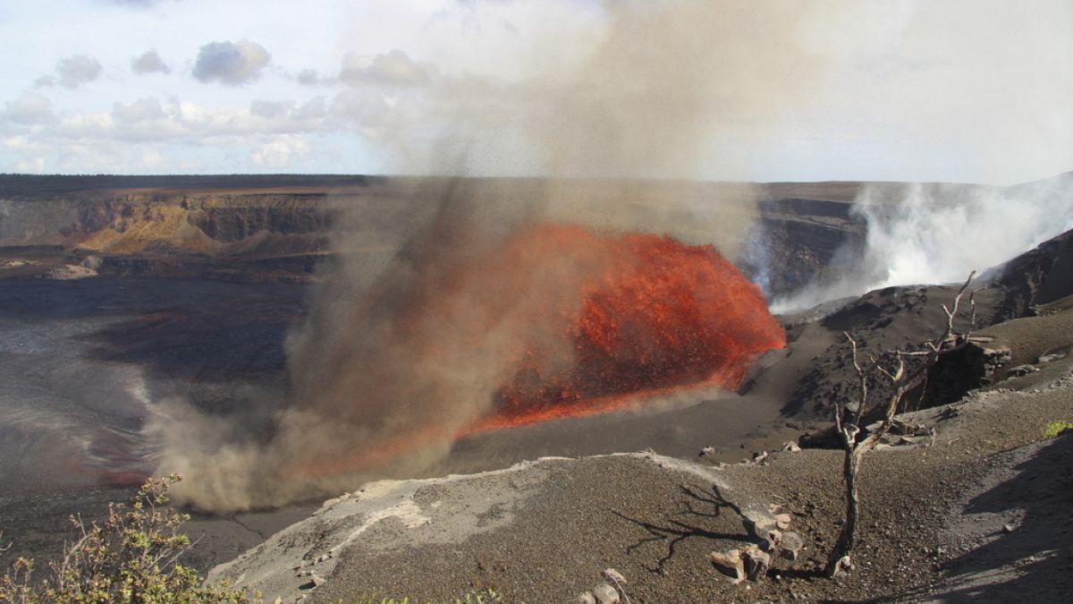 El volcán hawaiano Kilauea despierta de nuevo convirtiéndose en una fuente de lava durante 12 ...