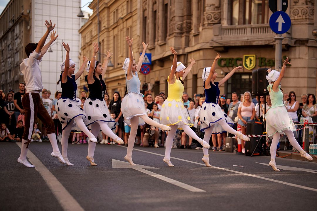 In Pictures: Ballerinas take centre stage on iconic Bucharest avenue ...
