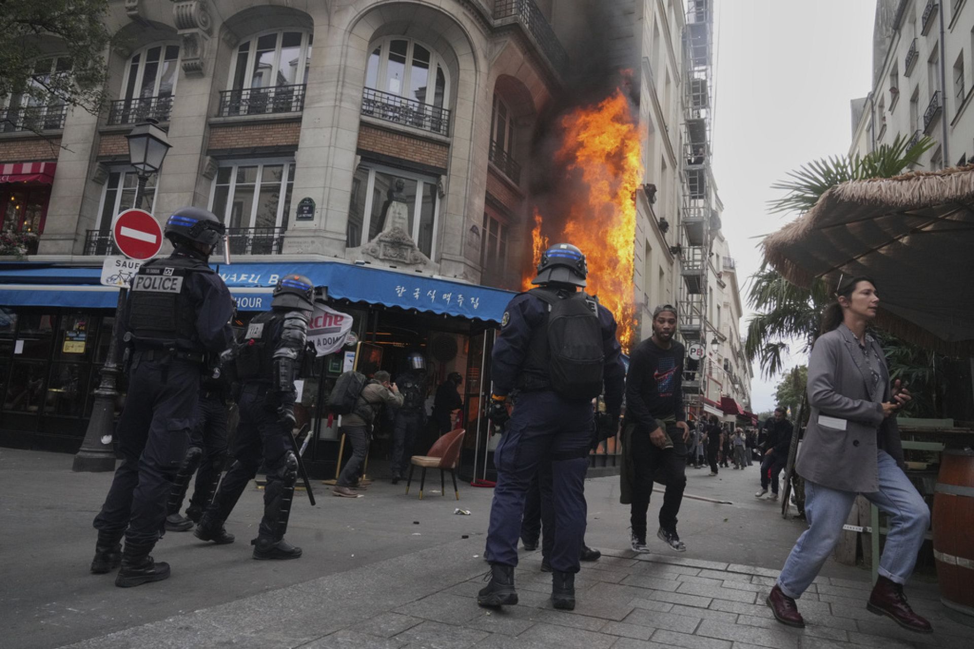 200 mil manifestantes saem às ruas em protesto em França | Euronews