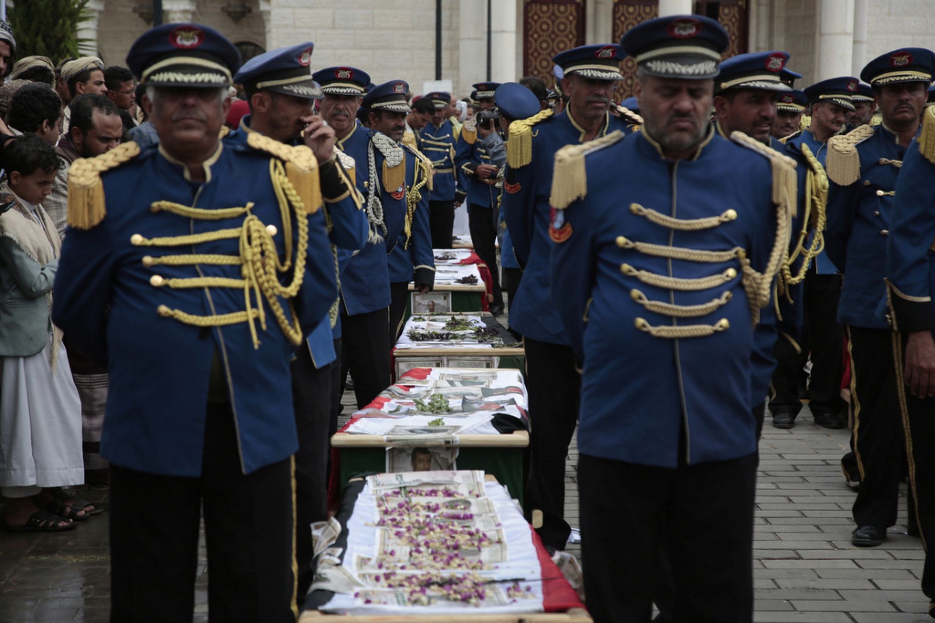 Centenas de pessoas participam no funeral de jornalistas mortos em ...