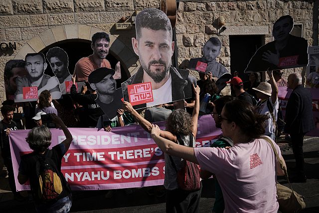 Israeli troops press on with Gaza City offensive as death toll exceeds ...