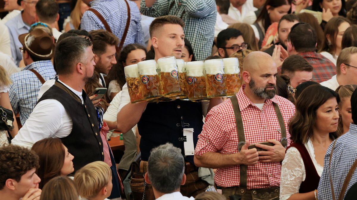 Oktoberfest 2025 começa num dia "surpreendentemente" quente e muitos ...