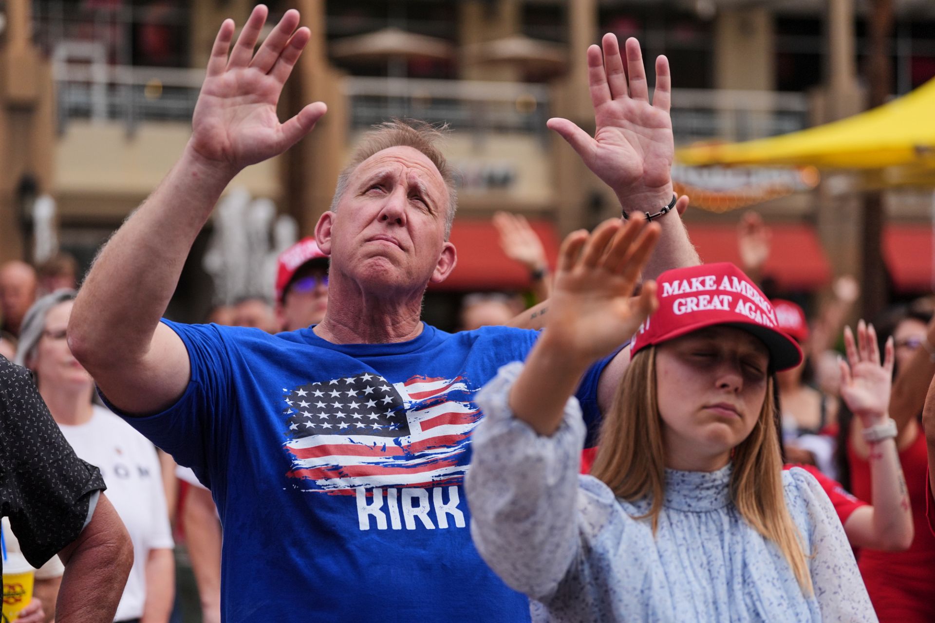 Trump przemawia do „narodu pogrążonego w żałobie” podczas uroczystości upamiętniającej Kirka ...