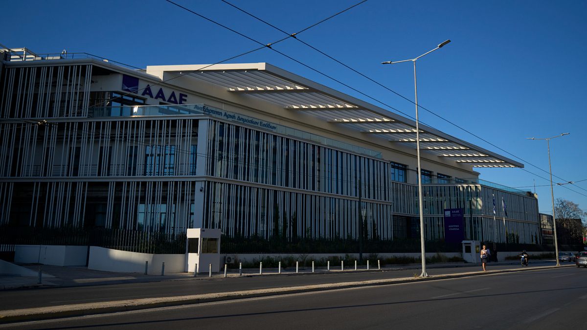 Στα «άδυτα» της ΑΑΔΕ: Το ρεπορτάζ του Associated Press για την ...
