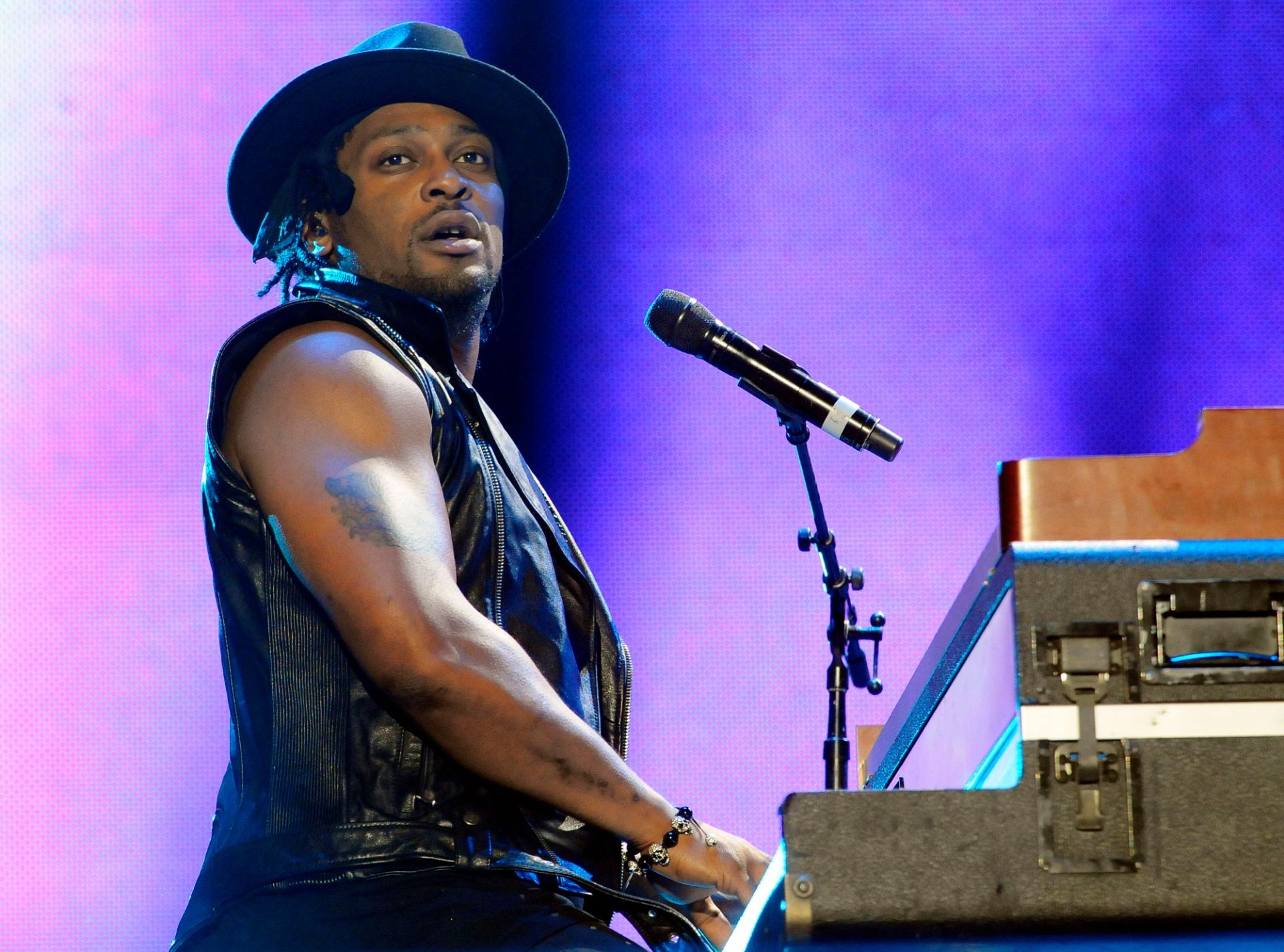 Celebrities pay tribute to neo-soul pioneer D'Angelo, dead at 51 | Euronews