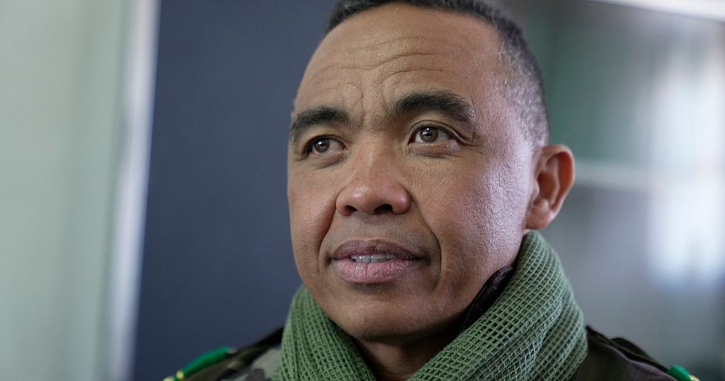 Madagascar : le colonel Randrianirina va prêter serment comme président ...