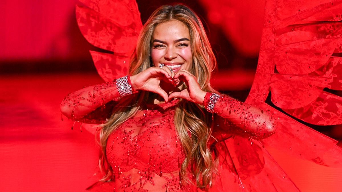 Karol G hace historia: la primera latina en desfilar y actuar en ...