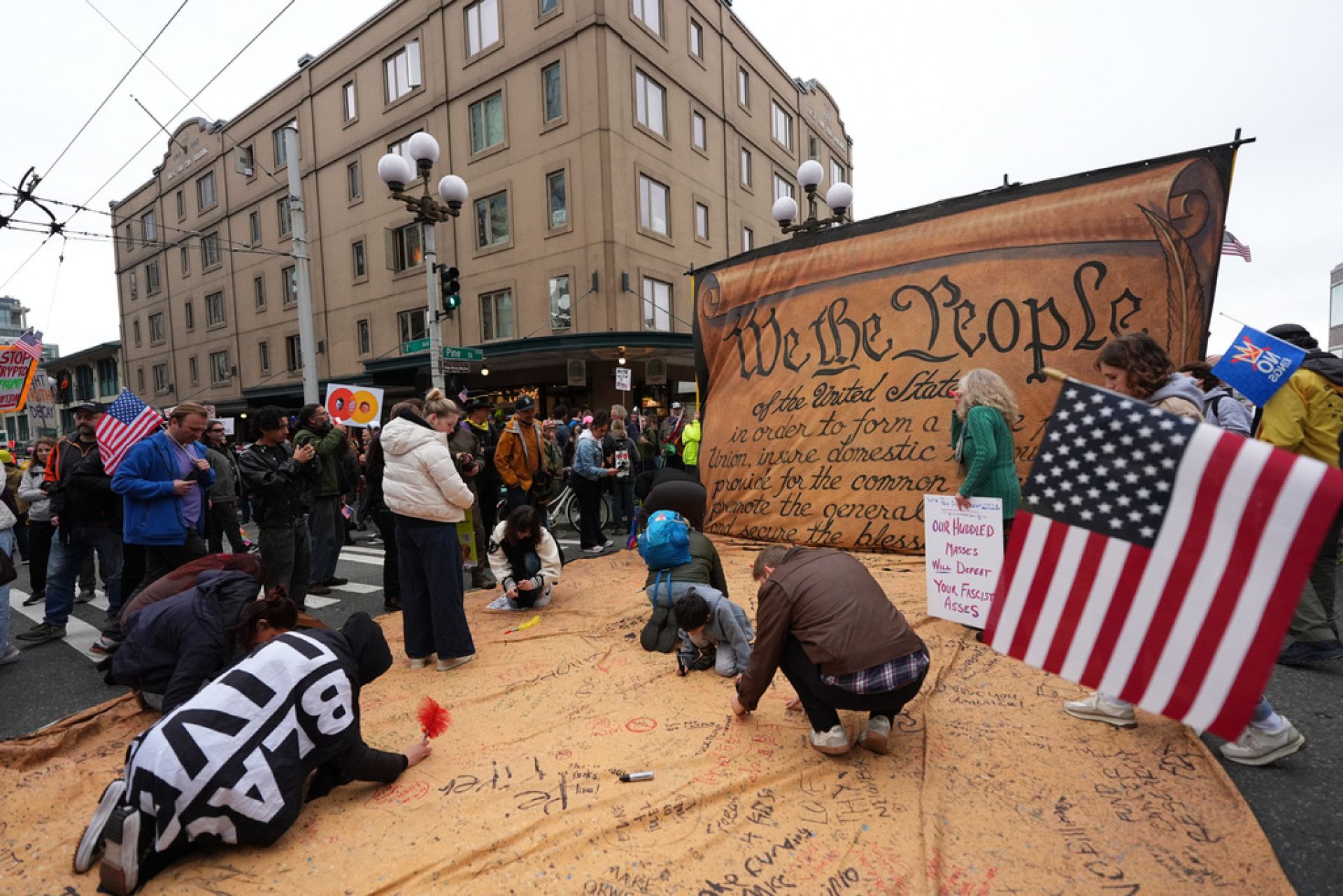 "No Kings": 7 Millionen protestieren in USA gegen Trump - ein Symbol ...