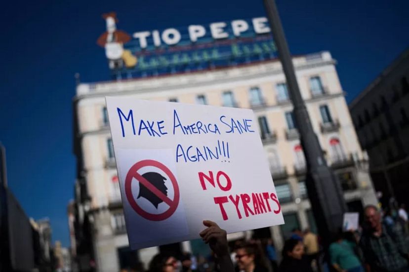 Internet indignada com o vídeo de Donald Trump a "despejar fezes" em ...
