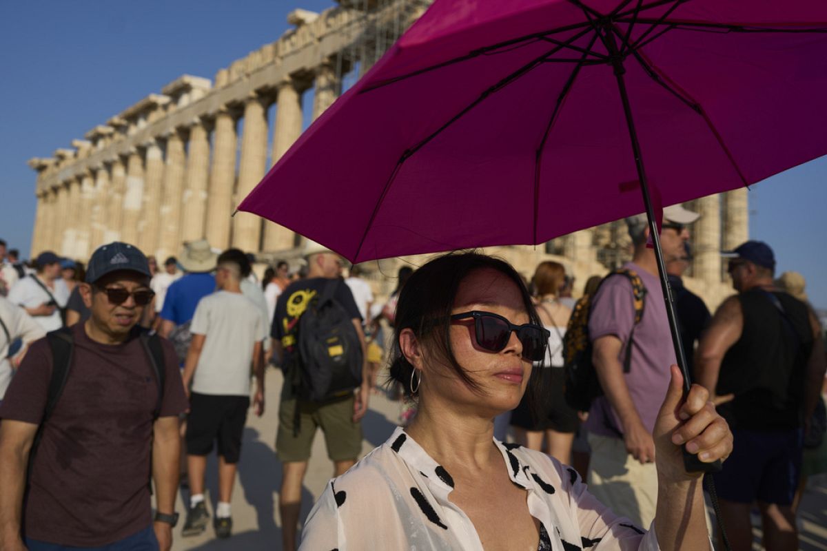 Strong rise in non-EU tourists boosts Greece’s travel sector amid drop ...