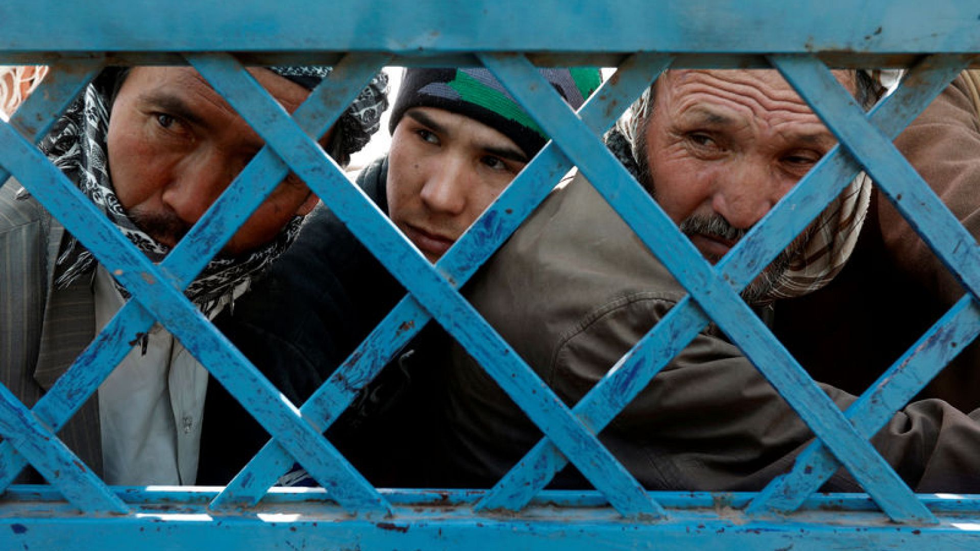 Afghans shut out by polling station chaos return to vote | Euronews
