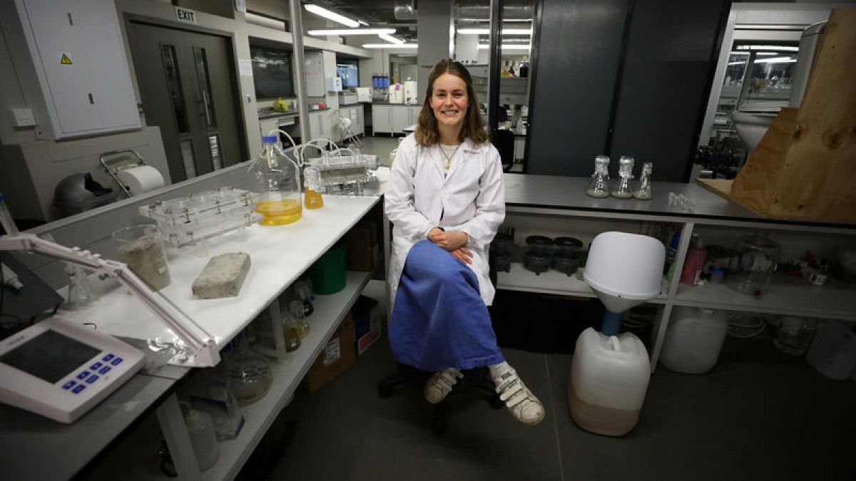 South Africans make bricks from human urine | Euronews