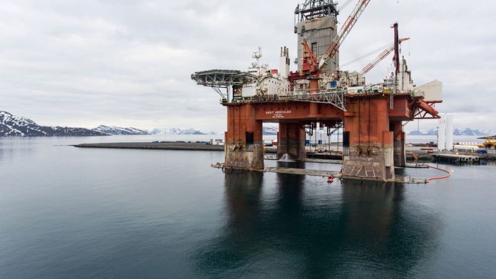 Environmental activists board Equinor rig set to drill in Arctic | Euronews