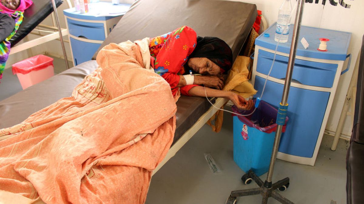 Cholera surge stalks Yemen's hungry and displaced | Euronews