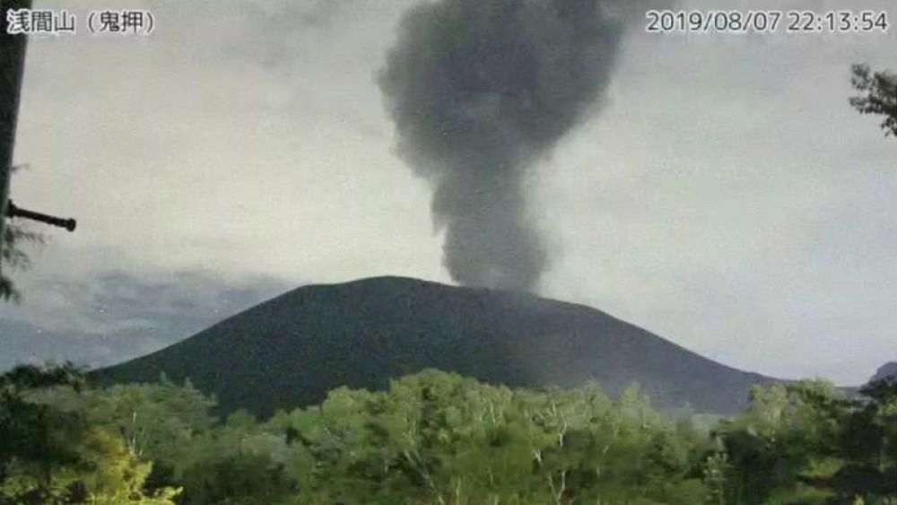 Japan's Mount Asama erupts, weather agency issues warning | Euronews