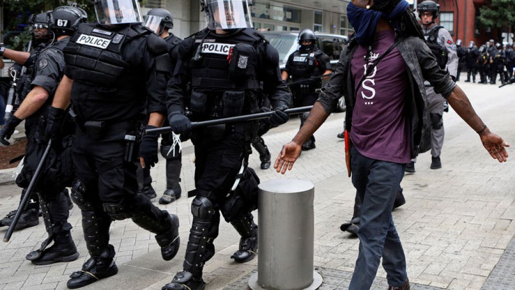 Police make arrests as right-wing, anti-fascist groups rally in ...