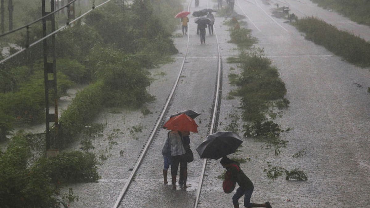 Heavy rains cause commuter chaos in India's financial hub | Euronews