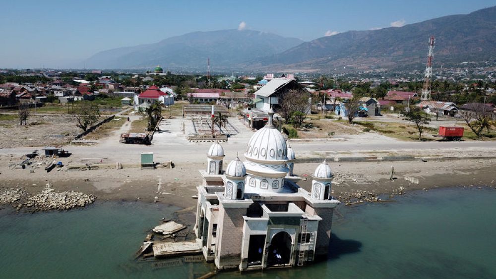 One dead after strong quake strikes near Indonesia's Ambon | Euronews