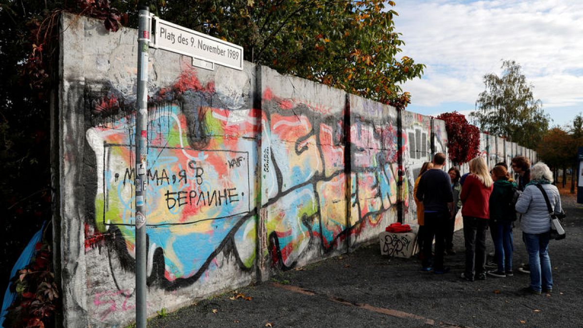 See the Berlin Wall and escape beneath it in new virtual reality show ...
