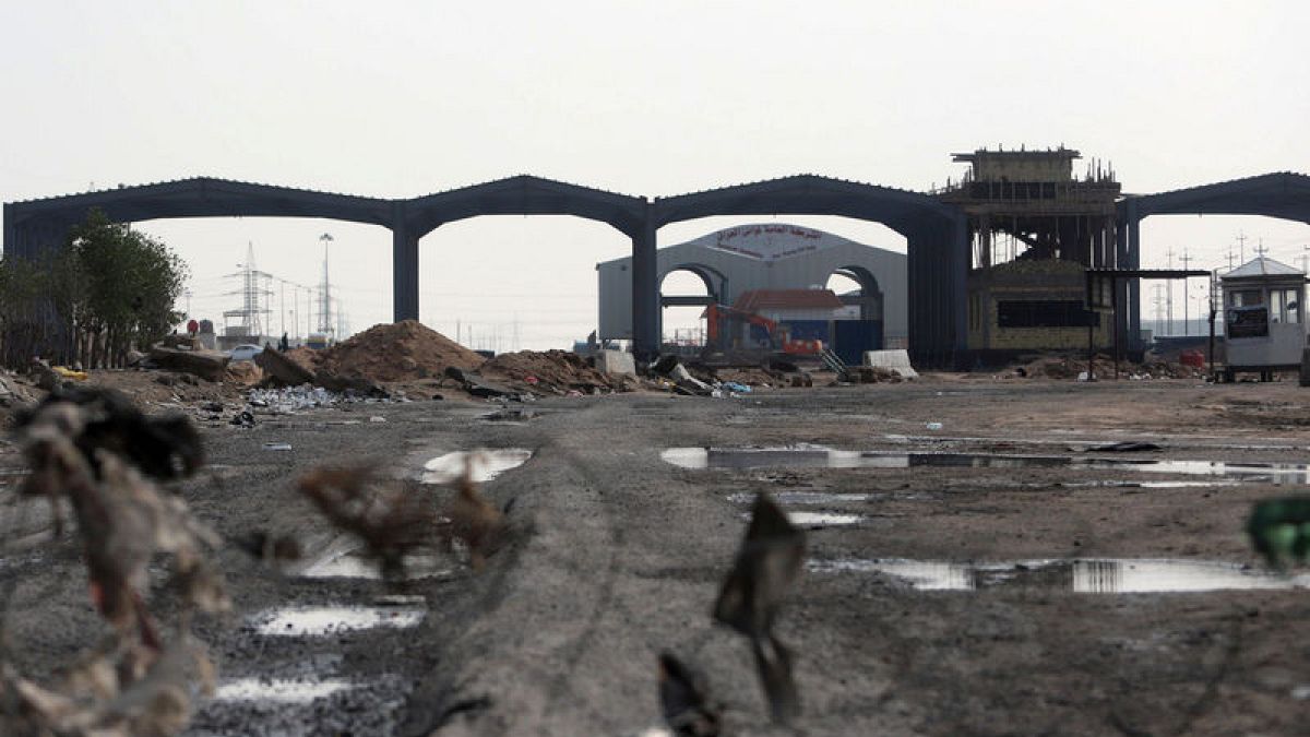 Protesters block Iraq port as strikes take hold | Euronews