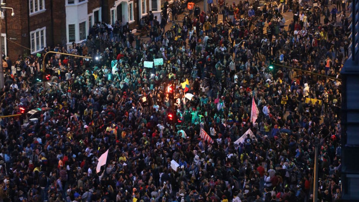 Colombian protests roll on for third day amid tear gas, injury | Euronews