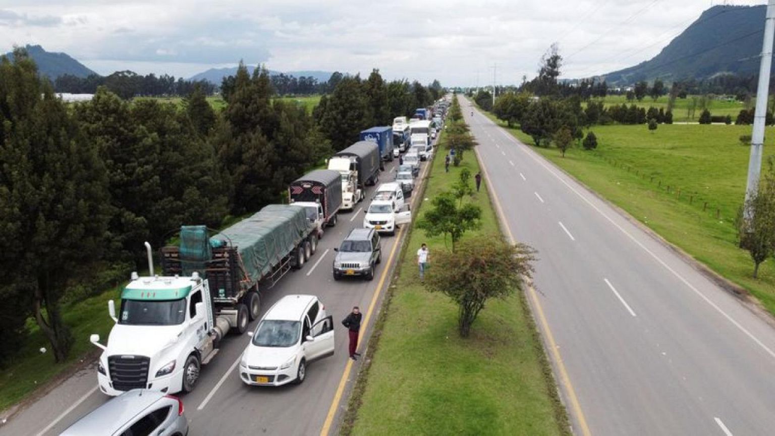 Carreteras de Colombia siguen bloqueadas por manifestantes pese a orden ...