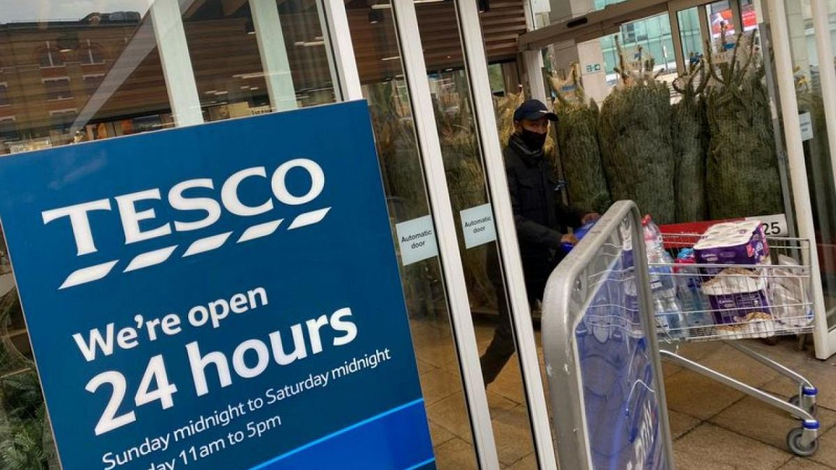 Tesco veteran Tony Hoggett quits group | Euronews