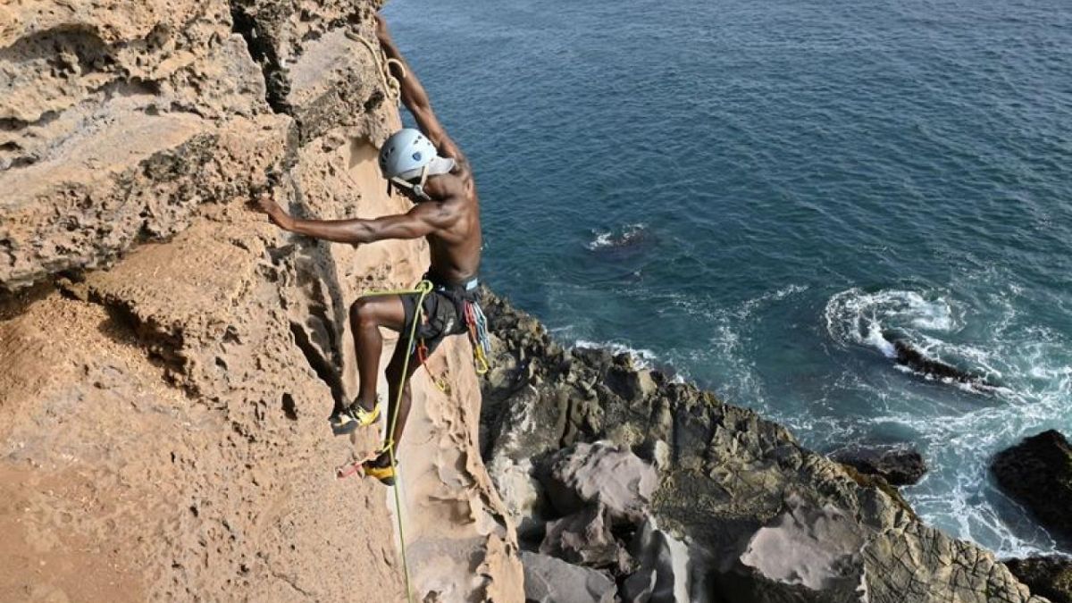 Coastal erosion threatens Senegal's rock climbing clique | Euronews