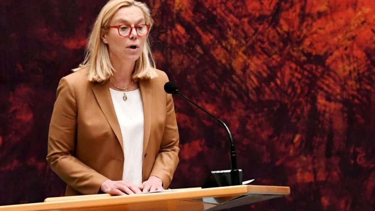 Dutch political parties to start talks on extending government ...