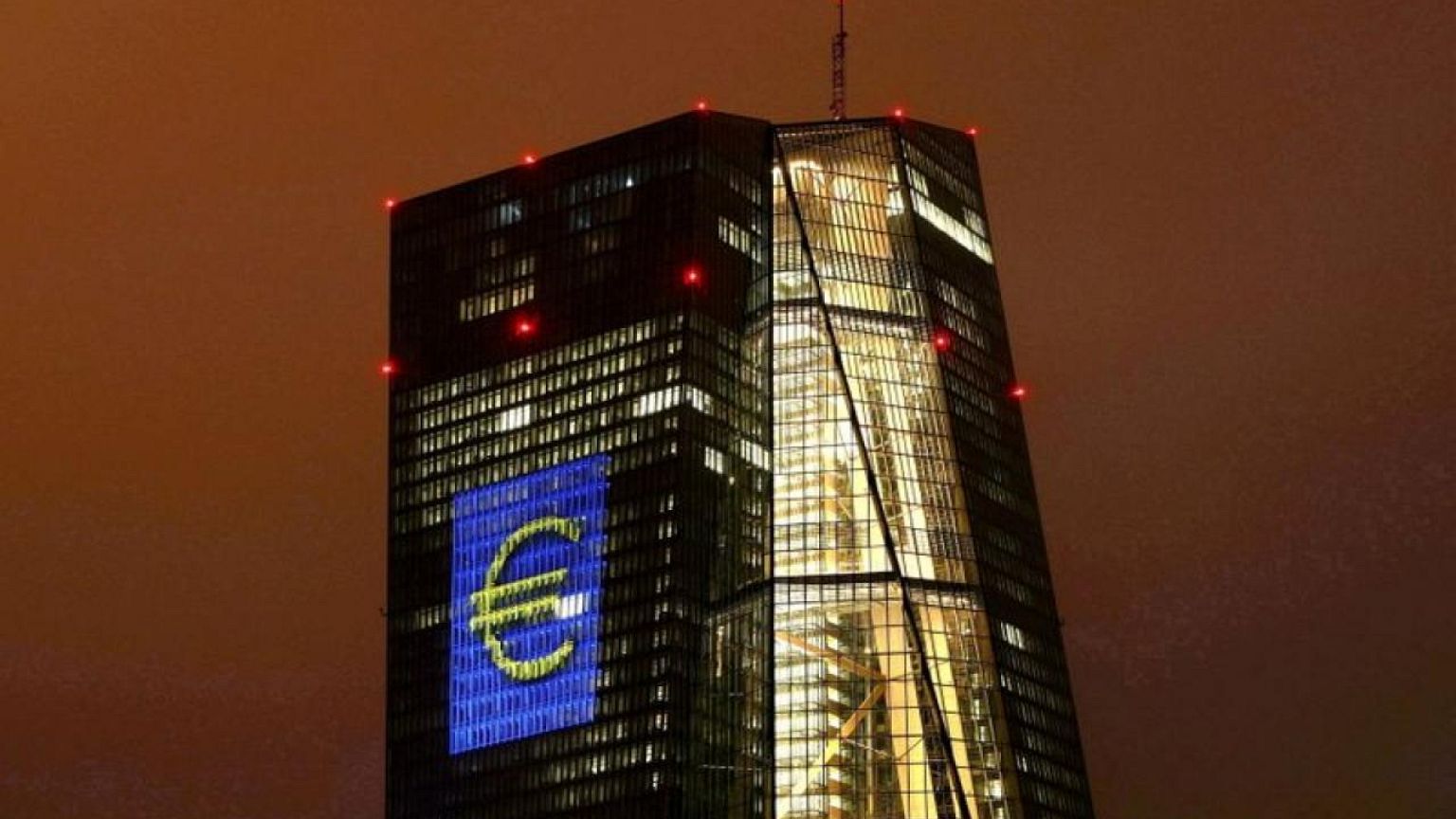 Latest ECB rate-hike pushback turns euro into falling knife | Euronews