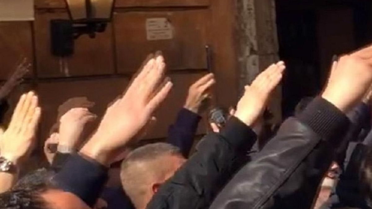 'Duce duce' e saluto romano, bufera su preside scuola Bergamo | Euronews