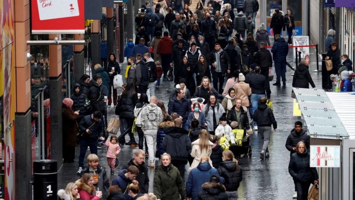 UK consumer spending rises sharply in February: surveys | Euronews