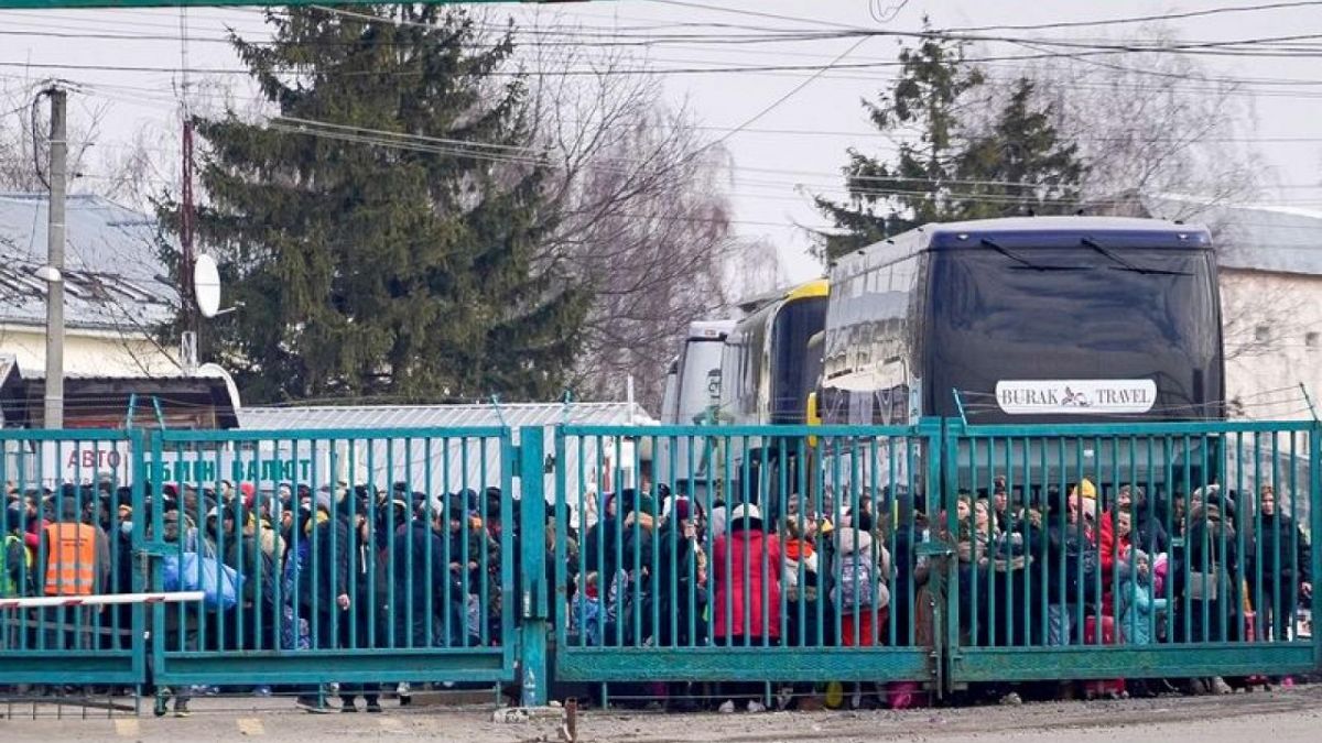 Thousands fleeing Ukraine queue at central Europe border crossings ...