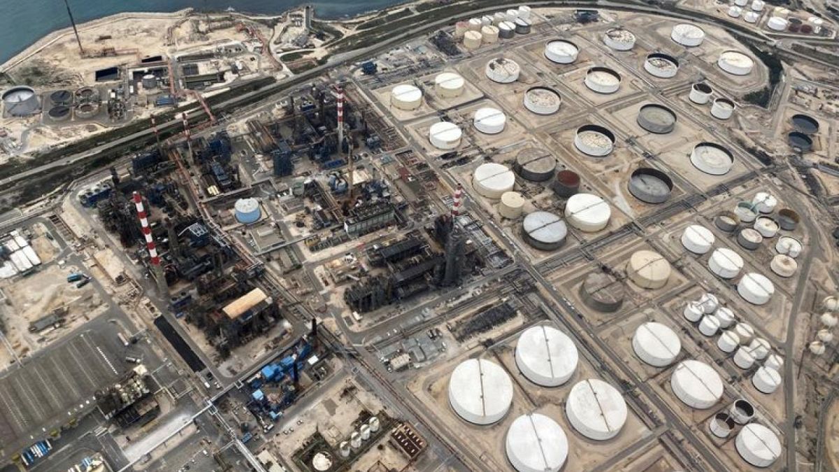 Oil eases on pandemic worries, strong U.S. dollar | Euronews